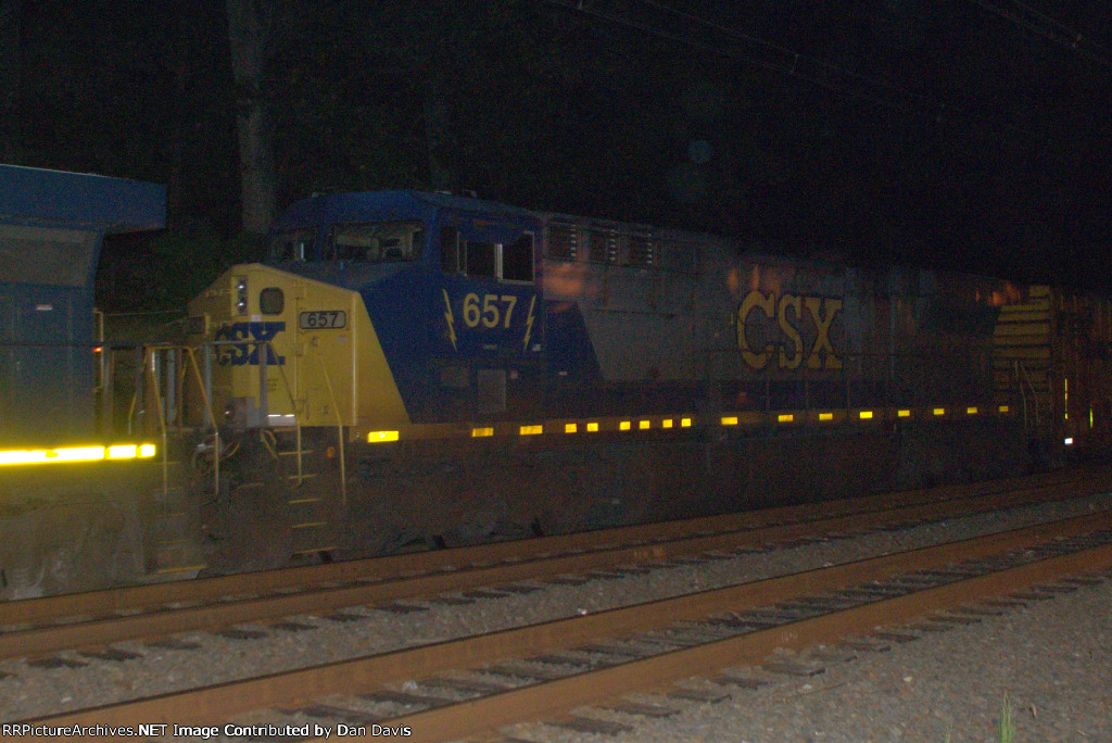 CSX AC60CW 657 trails on Q410-29